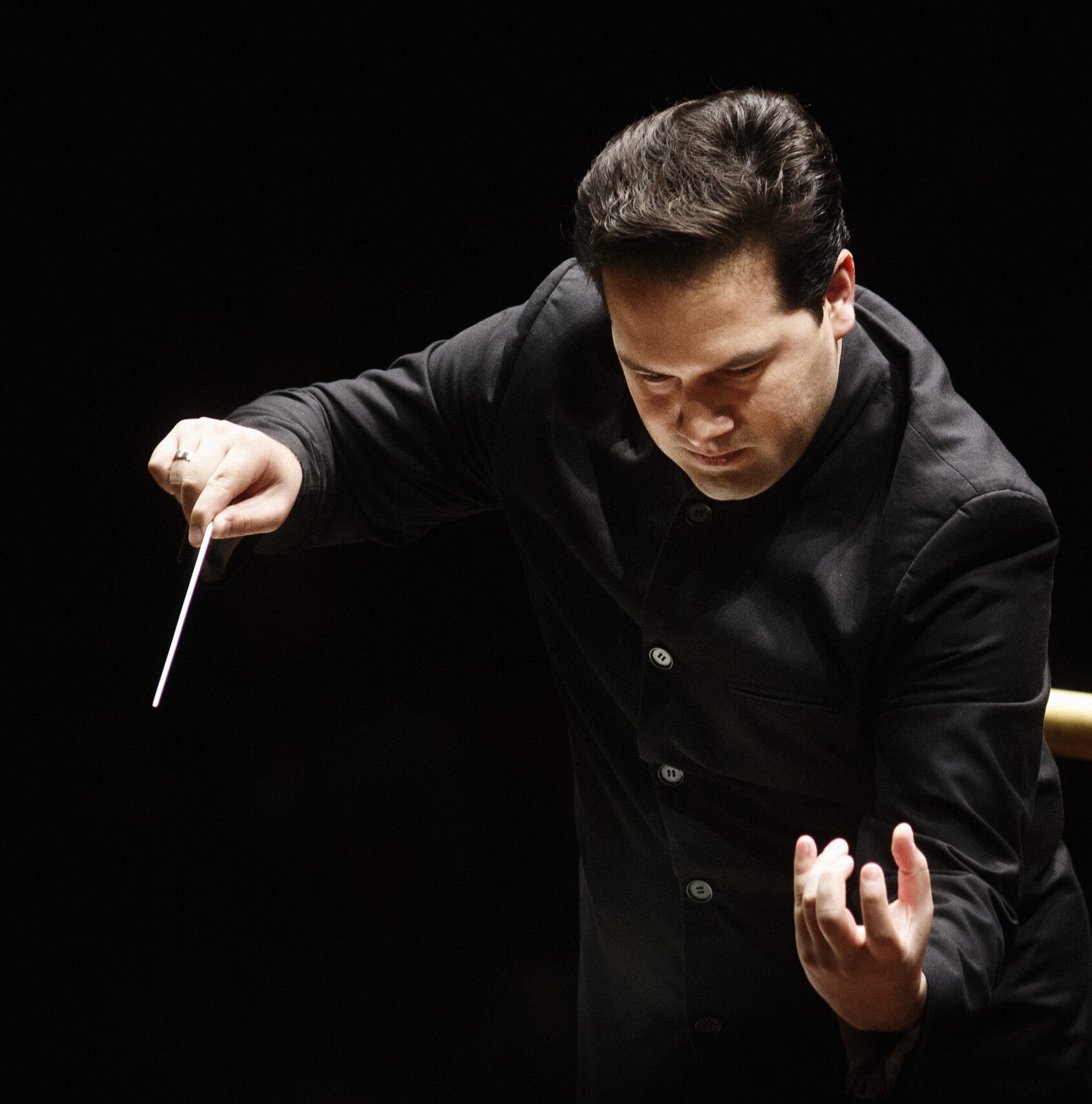 Robert Treviño conducts the RAI National Symphony Orchestra – Ferrara ...
